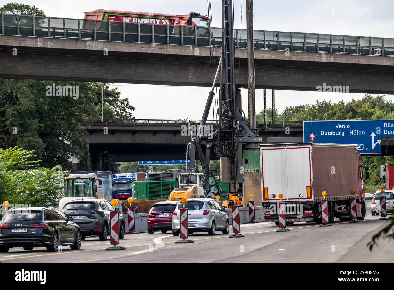 Large drilling rig at the Duisburg-Kaiserberg interchange, complete ...