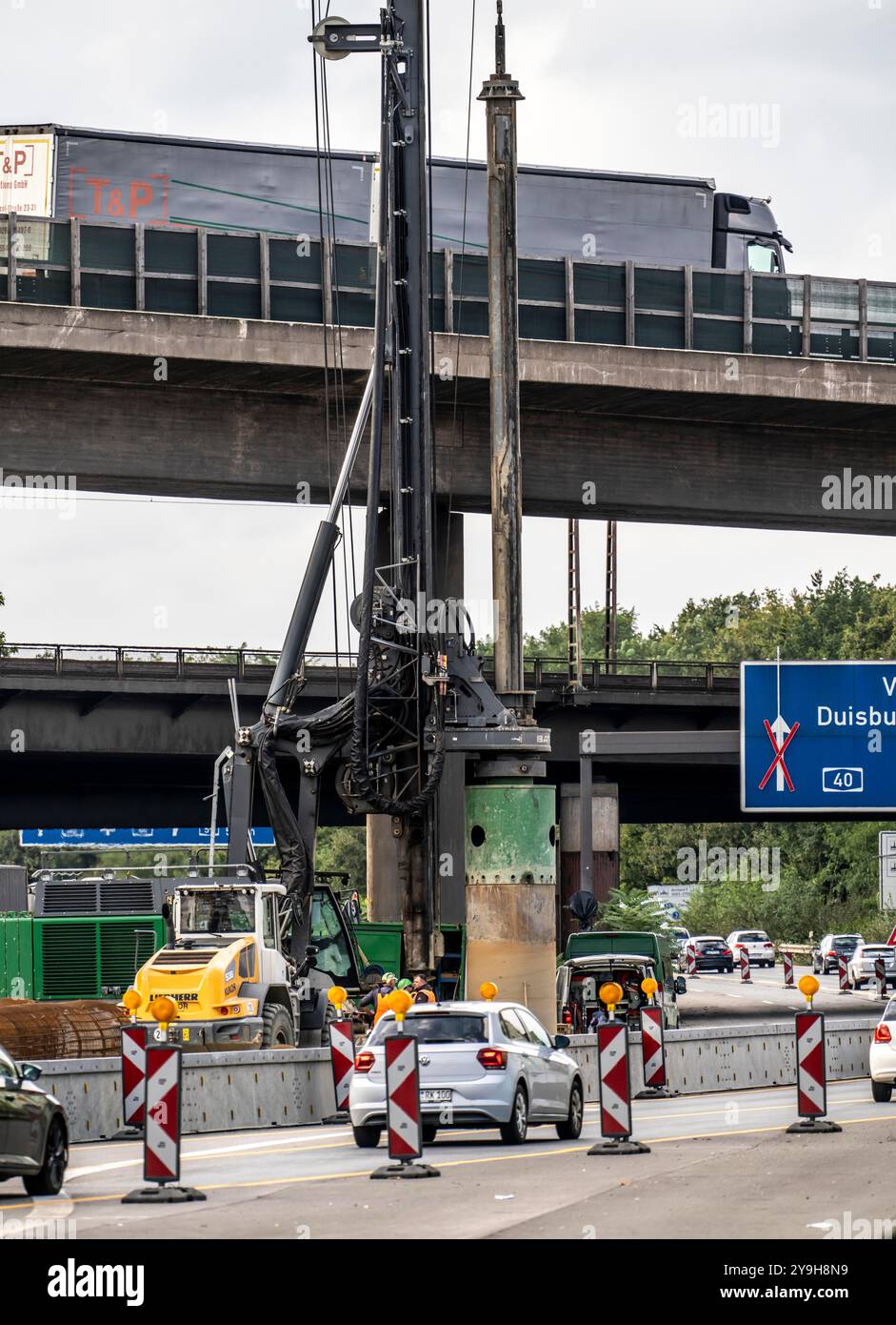 Large drilling rig at the Duisburg-Kaiserberg interchange, complete ...