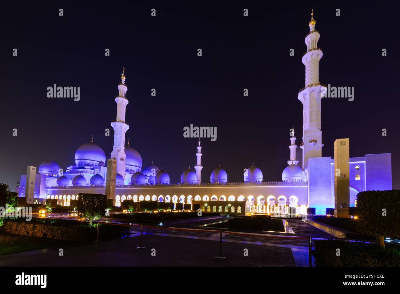 Beautiful image of the Sheikh Zayed Grand Mosque in night with long ...