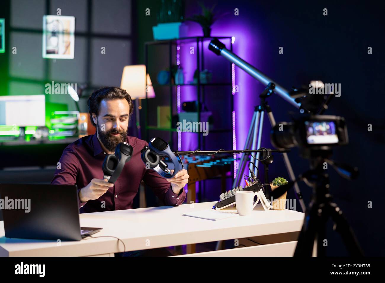 Internet show host presenting hi-res stock photography and images - Alamy