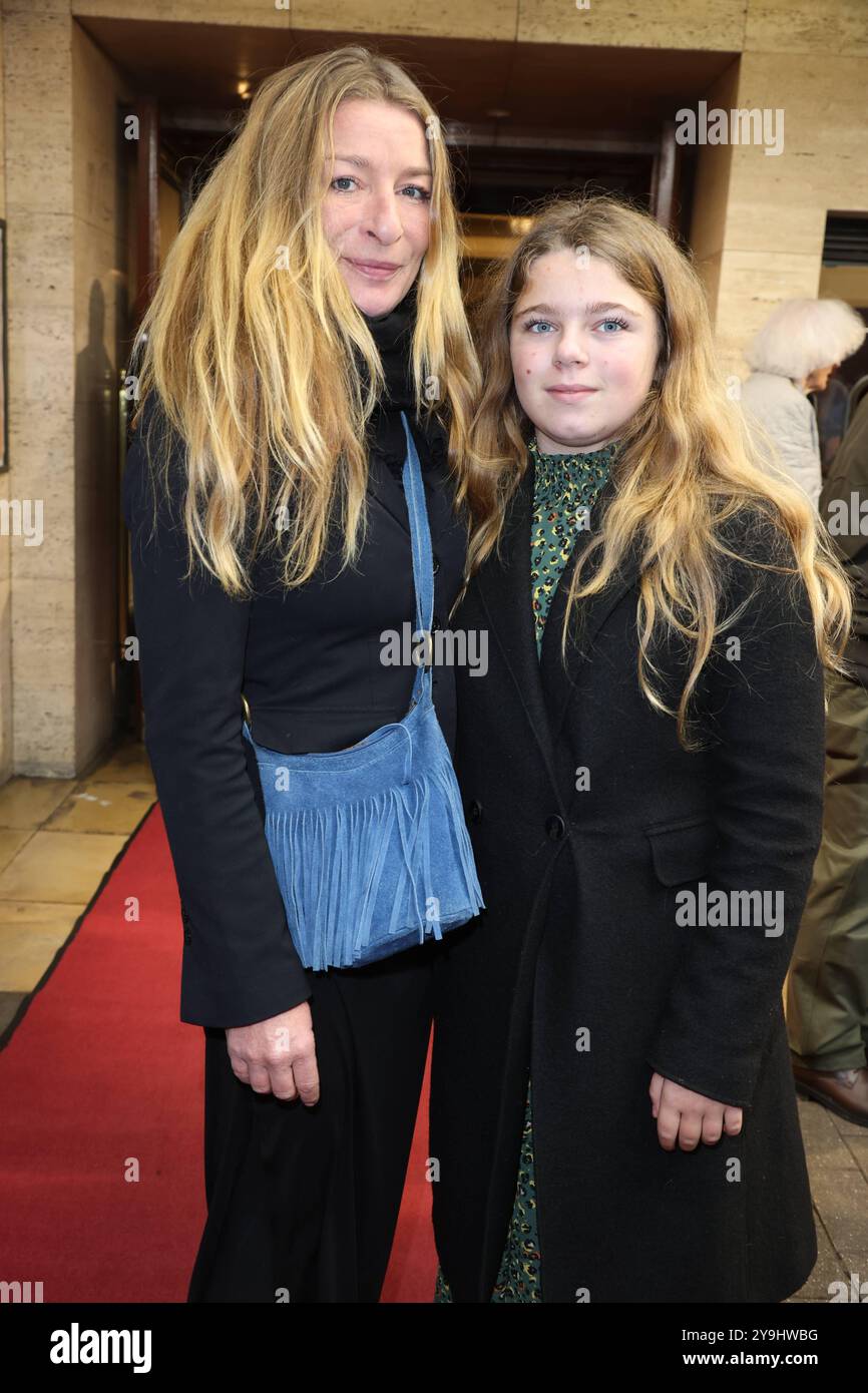 Schauspielerin Maria Fuchs mit Tochter Ava, Premiere bzw ...