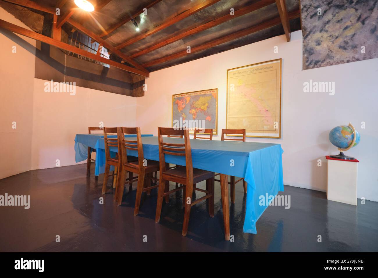 Recreation of a meeting room during the revolution for independence. At ...