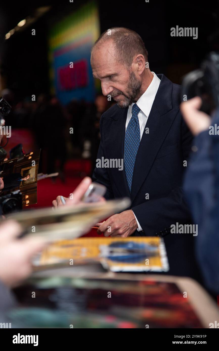 Ralph Fiennes signs his autograph at the "Conclave" Headline Gala ...