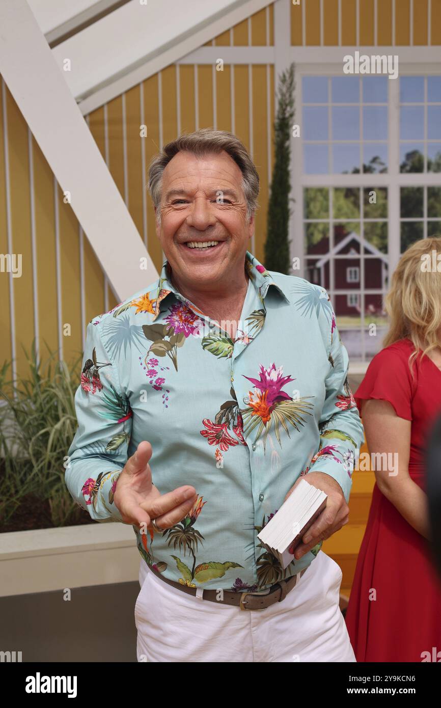 Artists) in the ARD TV programme Stock Photo - Alamy