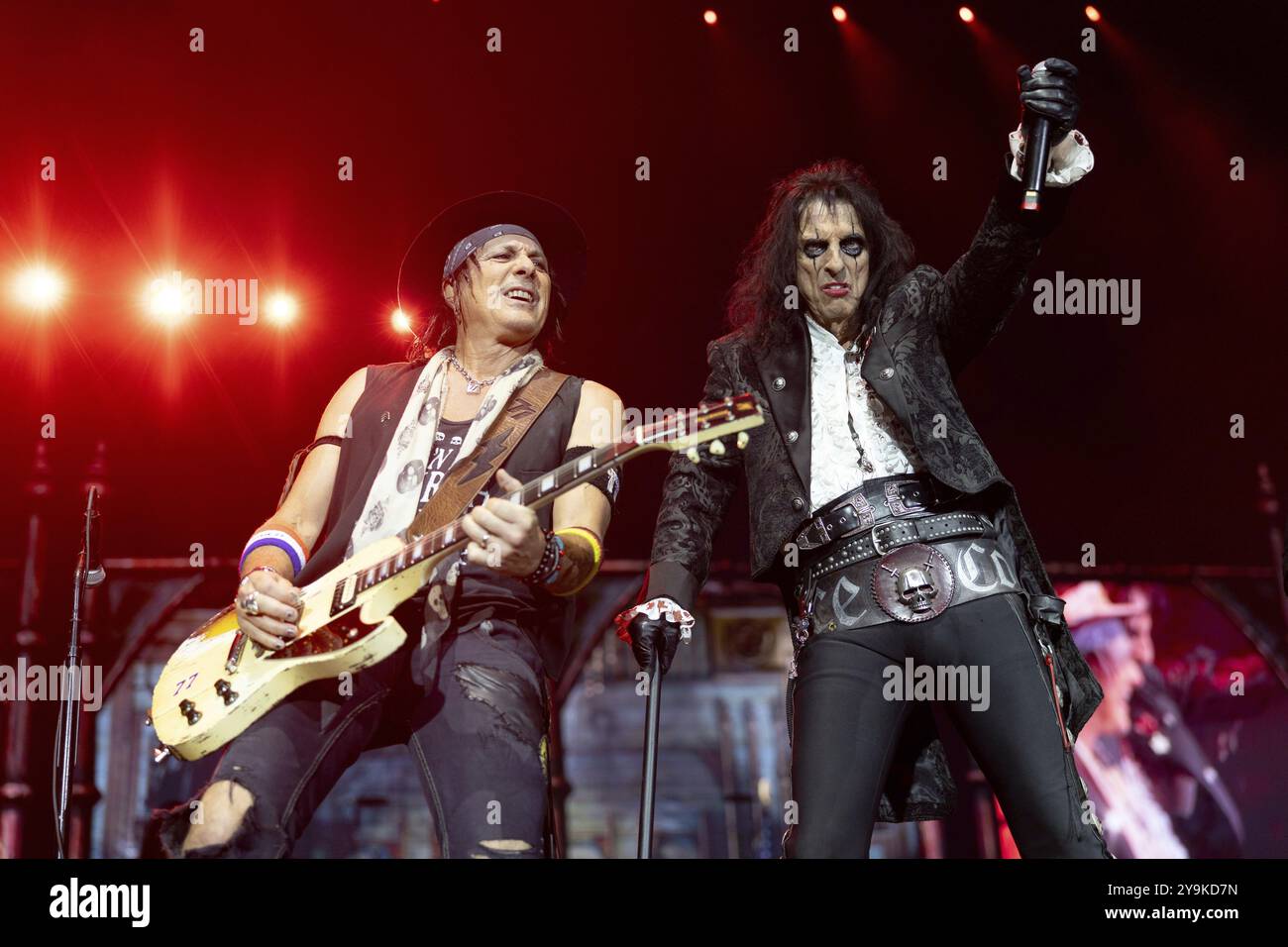 Tommy Henriksen (guitarist) and Alice Cooper live on Too close for ...
