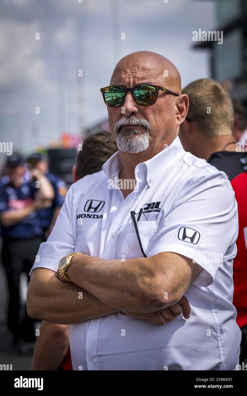 Racing teams preparing sports cars hi-res stock photography and images ...