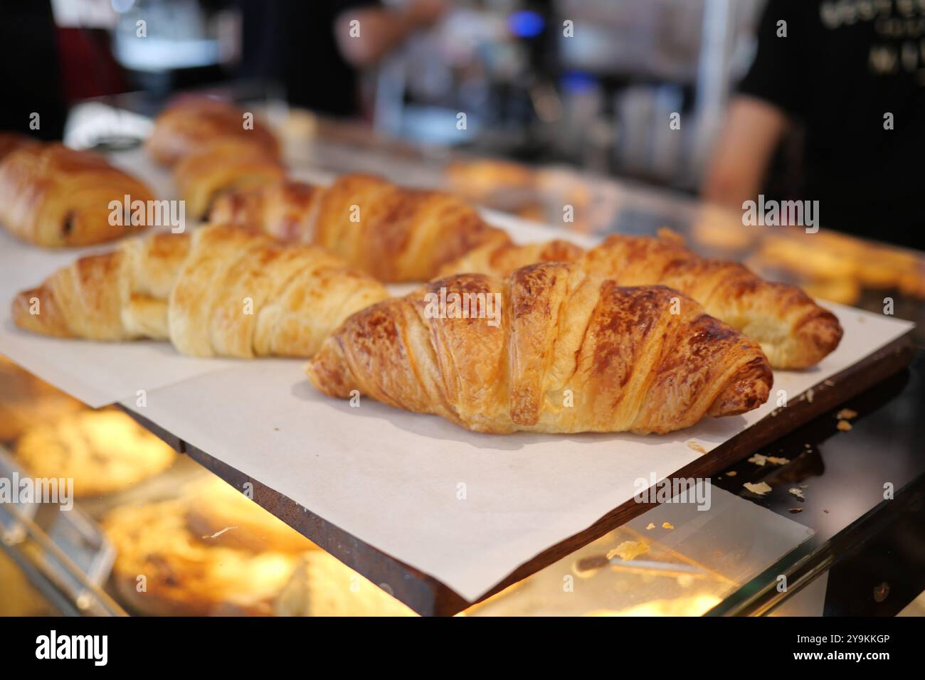 fresh baked croissant in a bakery Stock Photo - Alamy
