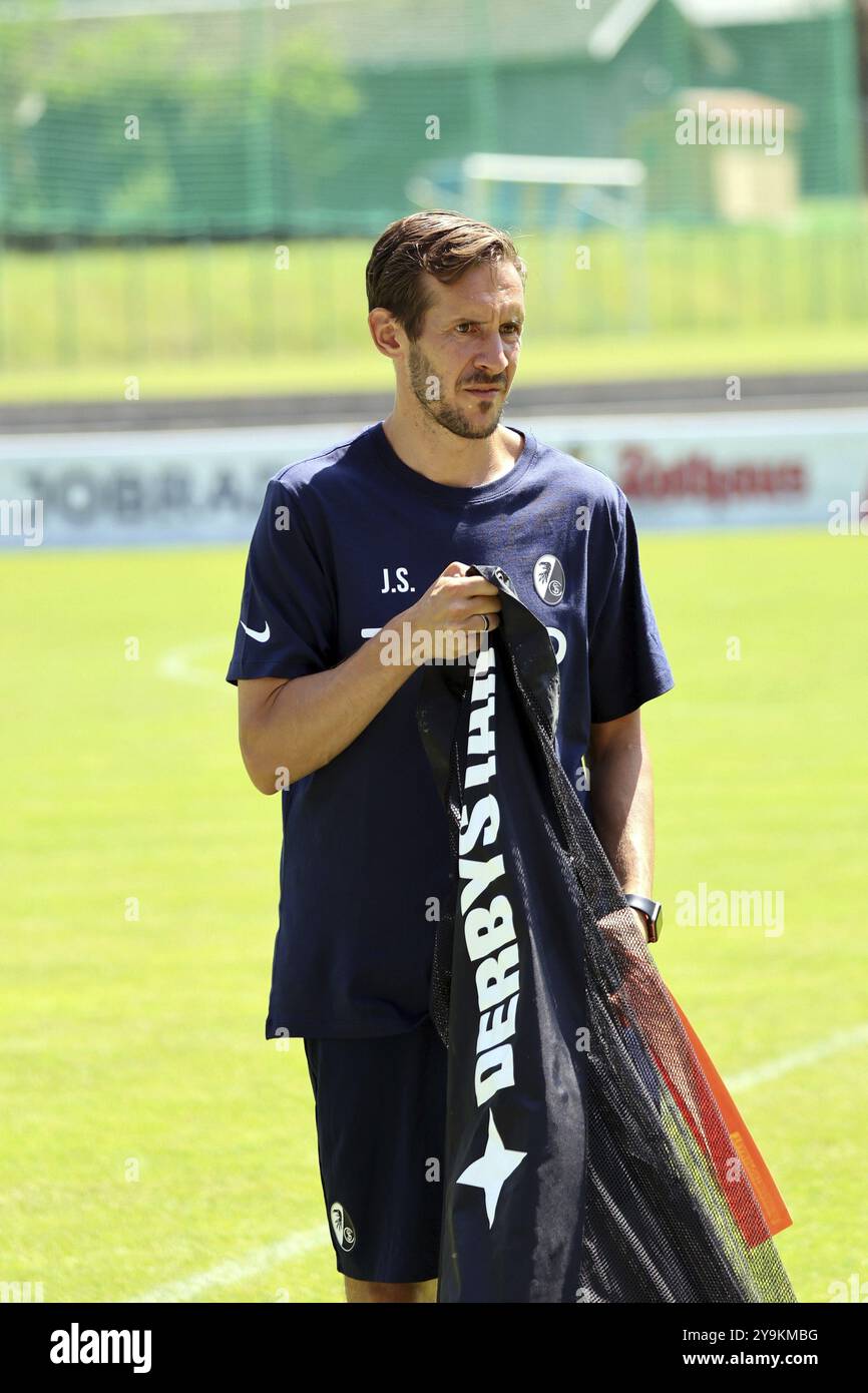 Coach Julian Schuster (SC Freiburg) lends a hand, dragging a ball sack ...