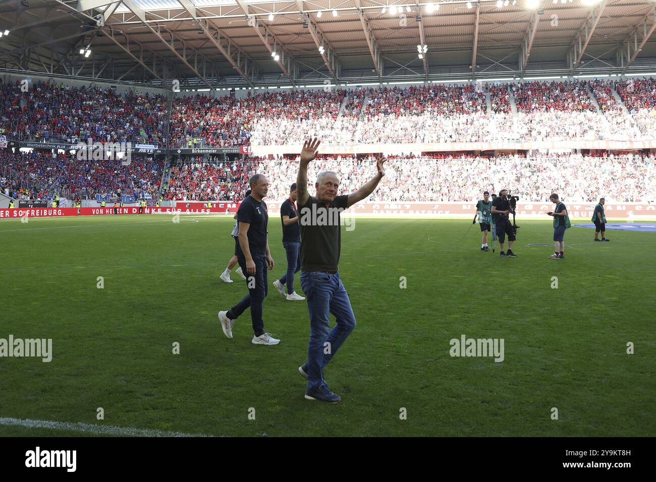 With tears in their eyes on the lap of honour: Assistant coach Patrick ...