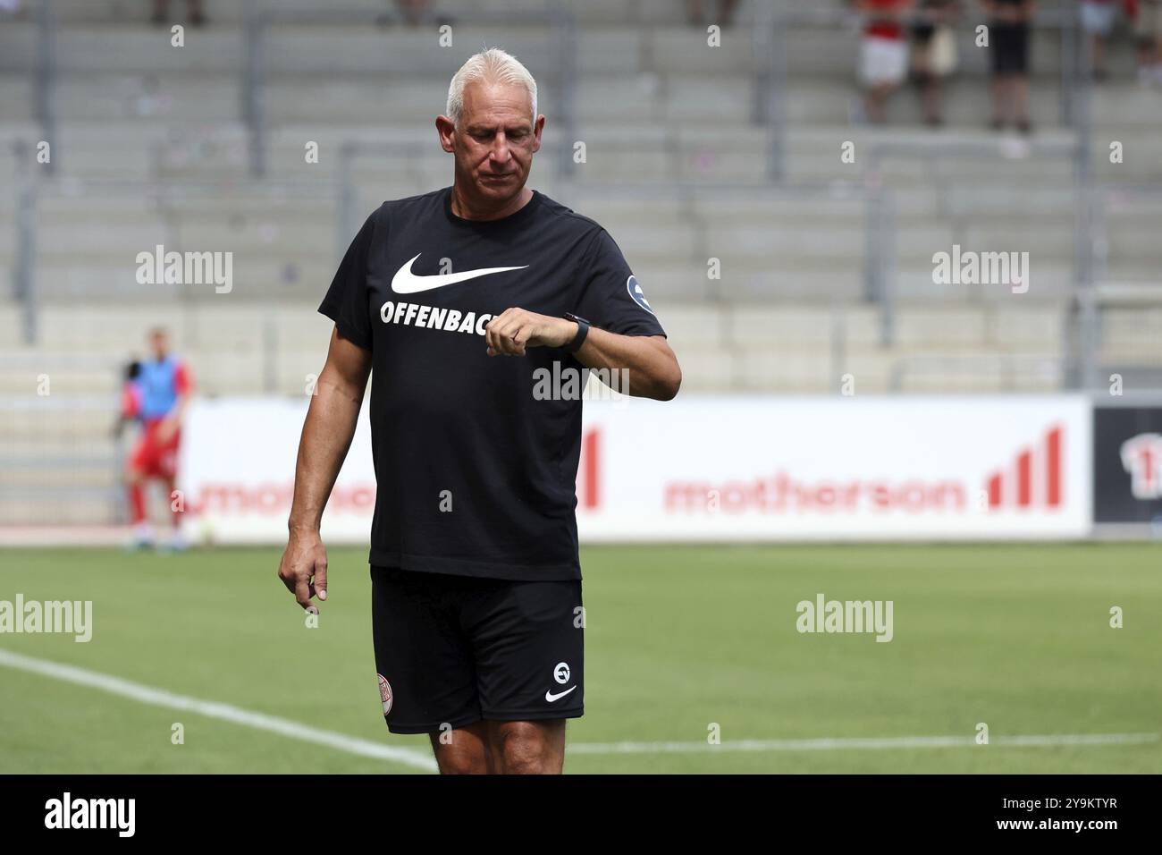 An anxious look at the clock: Coach Christian Neidhart (Kickers ...