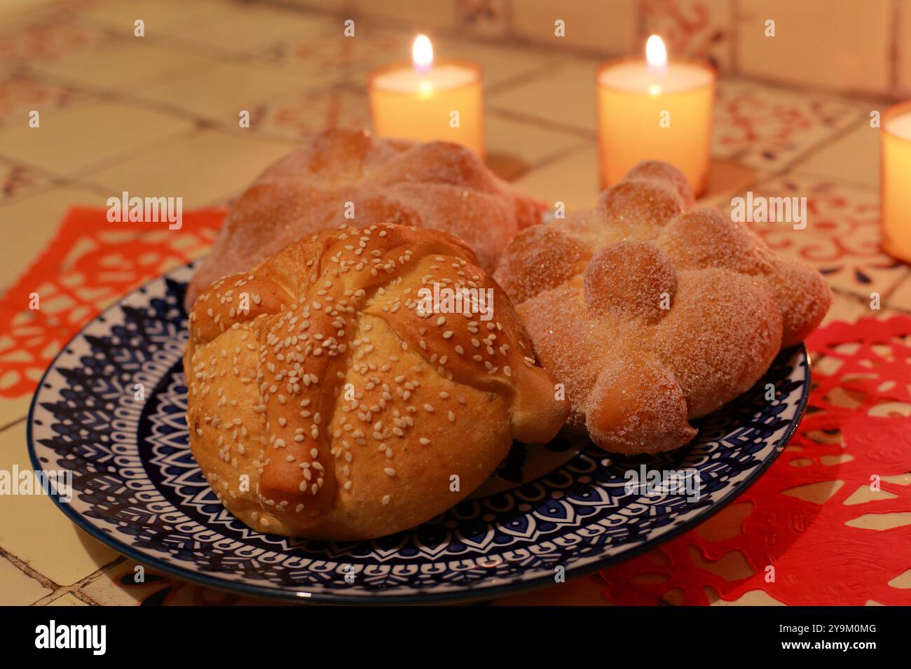 Traditional Pan de Muerto and candles Stock Photo - Alamy