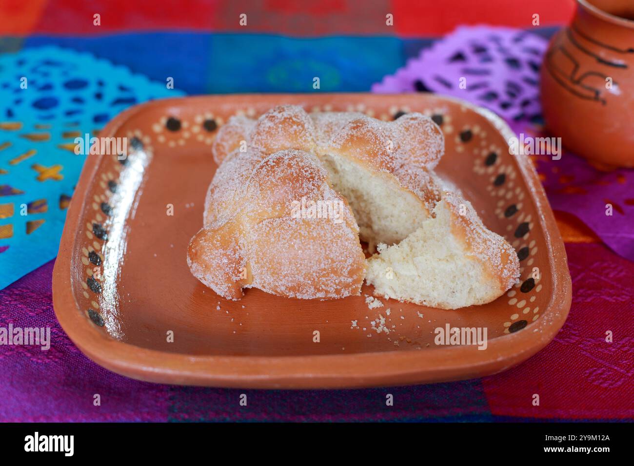 Traditional Pan de Muerto on a mexican clay dish Stock Photo - Alamy