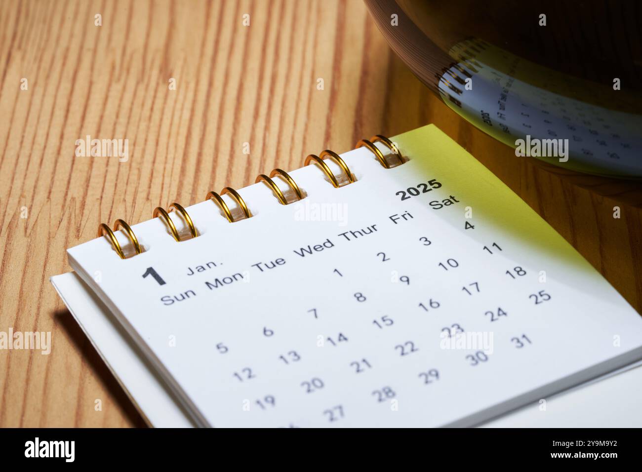 January 2025 table calendar hi-res stock photography and images - Alamy