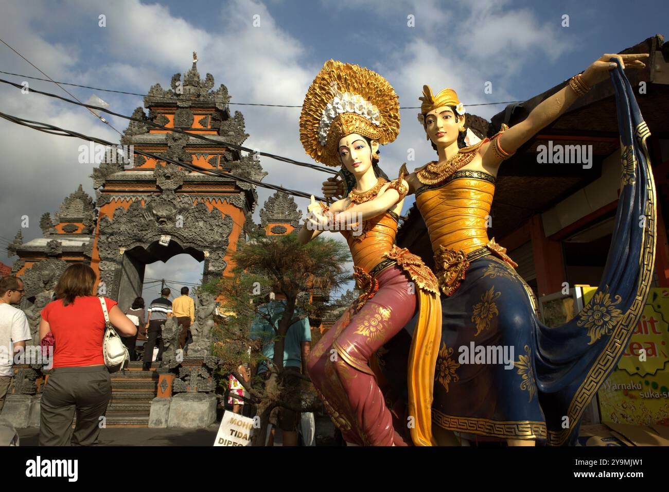 Welcome statues depicting Balinese couple in traditional attire in ...