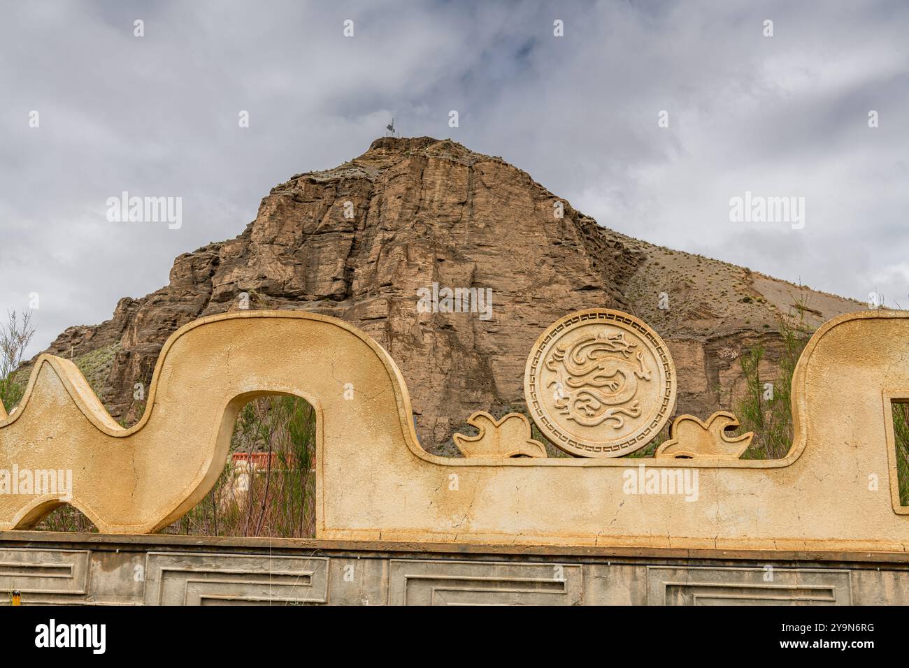 The monument of the dragon at 6700 m altitude at Kunlun mountain pass ...