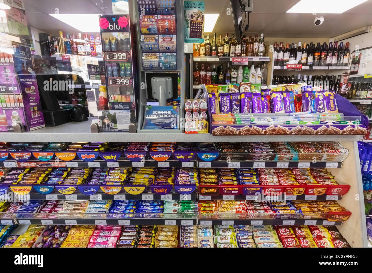 Uk convenience store interior hi-res stock photography and images - Alamy