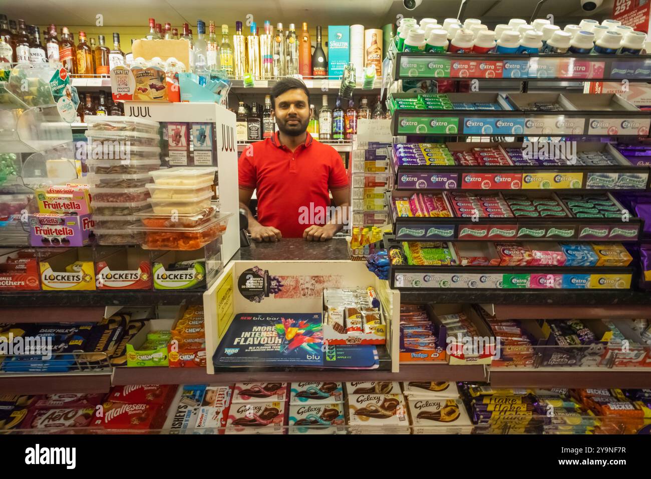 Uk convenience store interior hi-res stock photography and images - Alamy