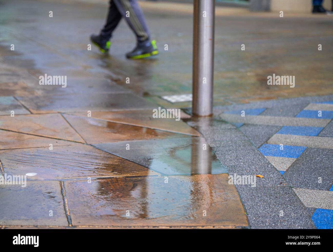 Wet pedestrians hi-res stock photography and images - Alamy