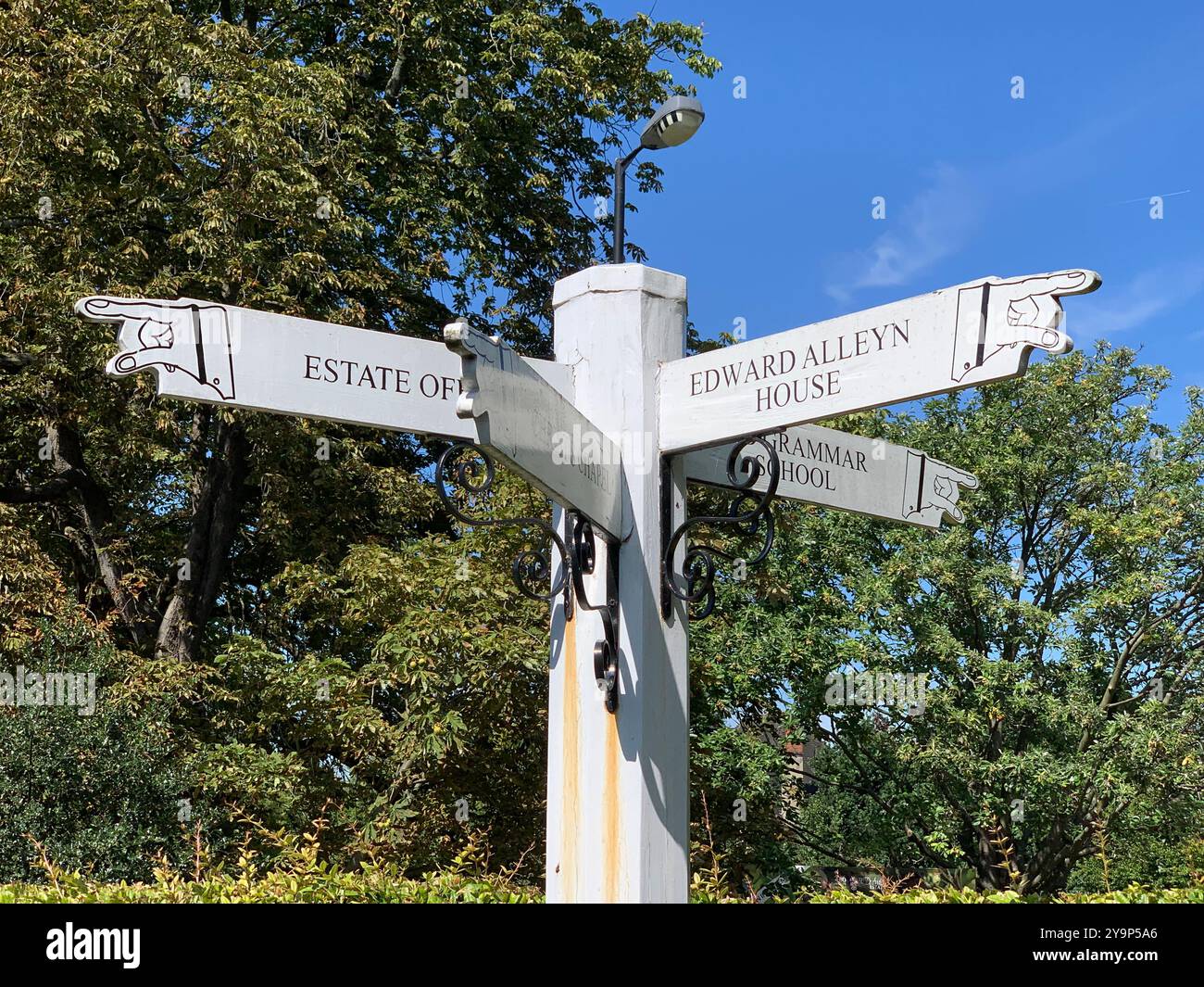 Traditional direction signs hi-res stock photography and images - Alamy