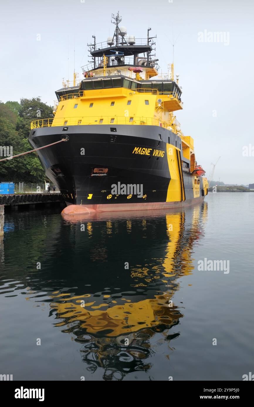 Anchor handling vessel hi-res stock photography and images - Alamy