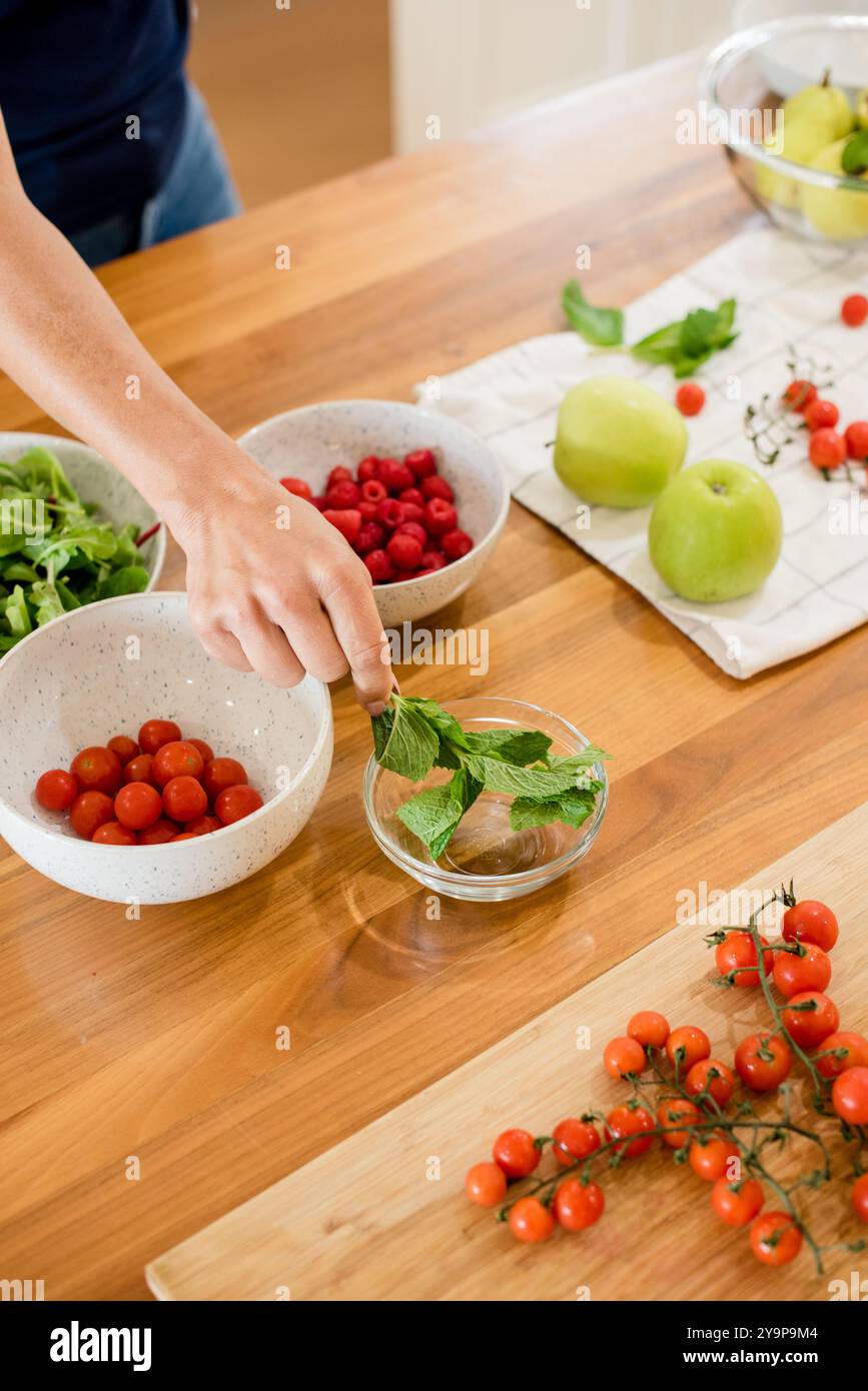 Placing woman in green hi-res stock photography and images - Alamy