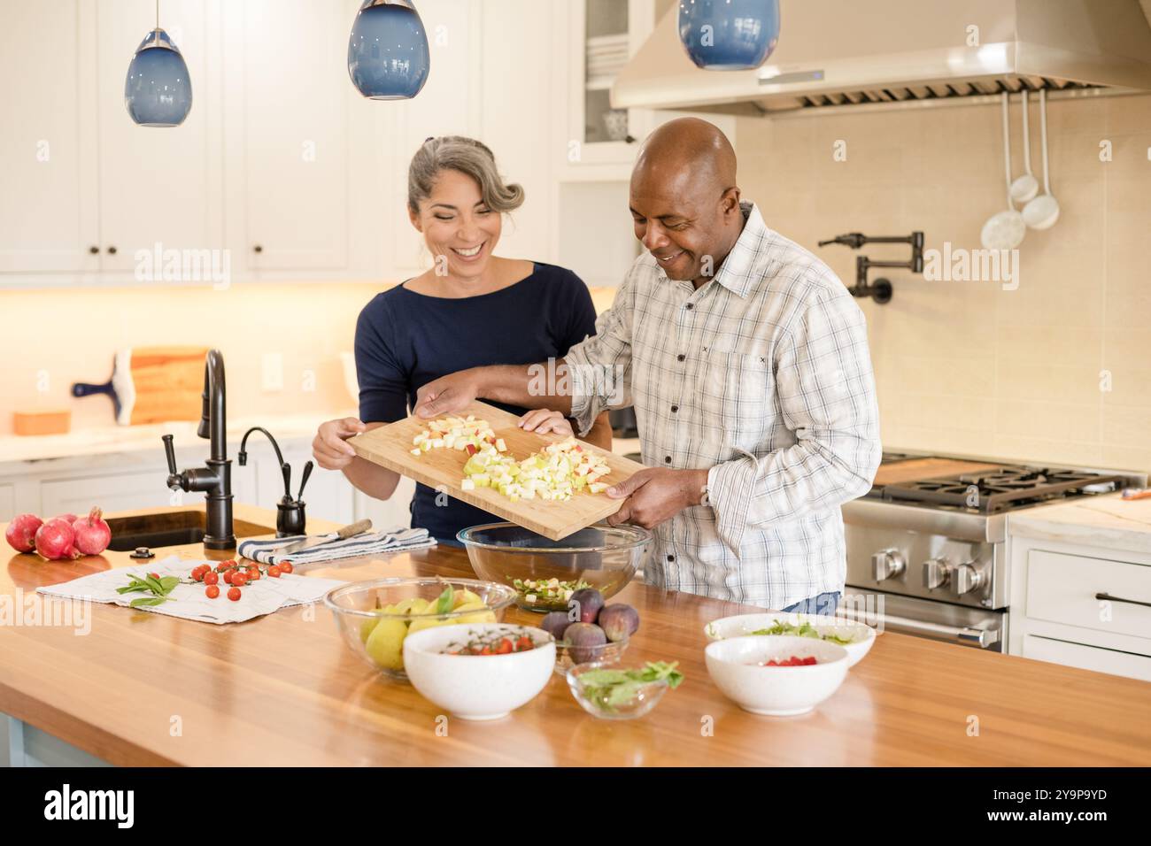 African american couple cooking hi-res stock photography and images - Alamy