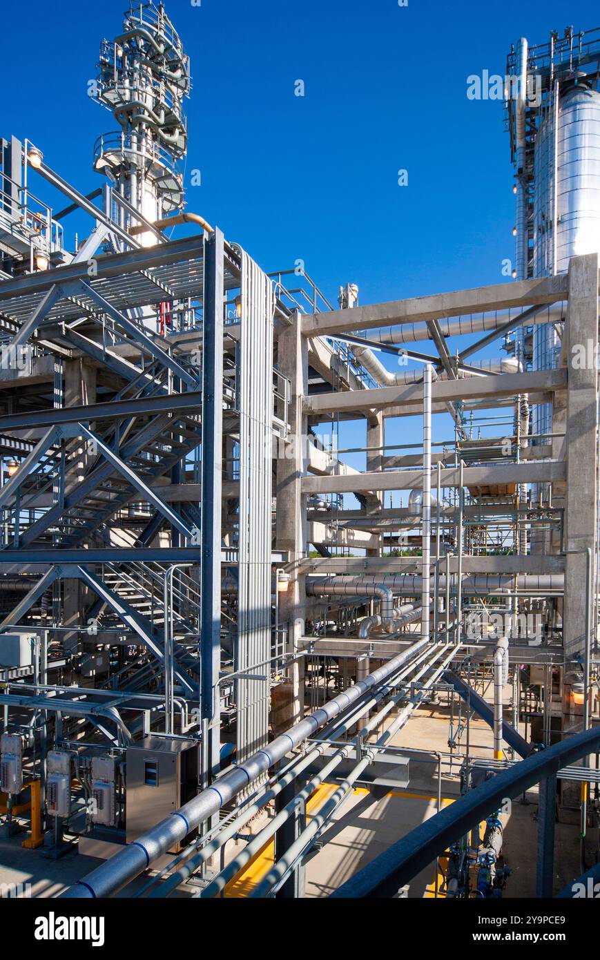 Piping in oil gas refinery hi-res stock photography and images - Alamy