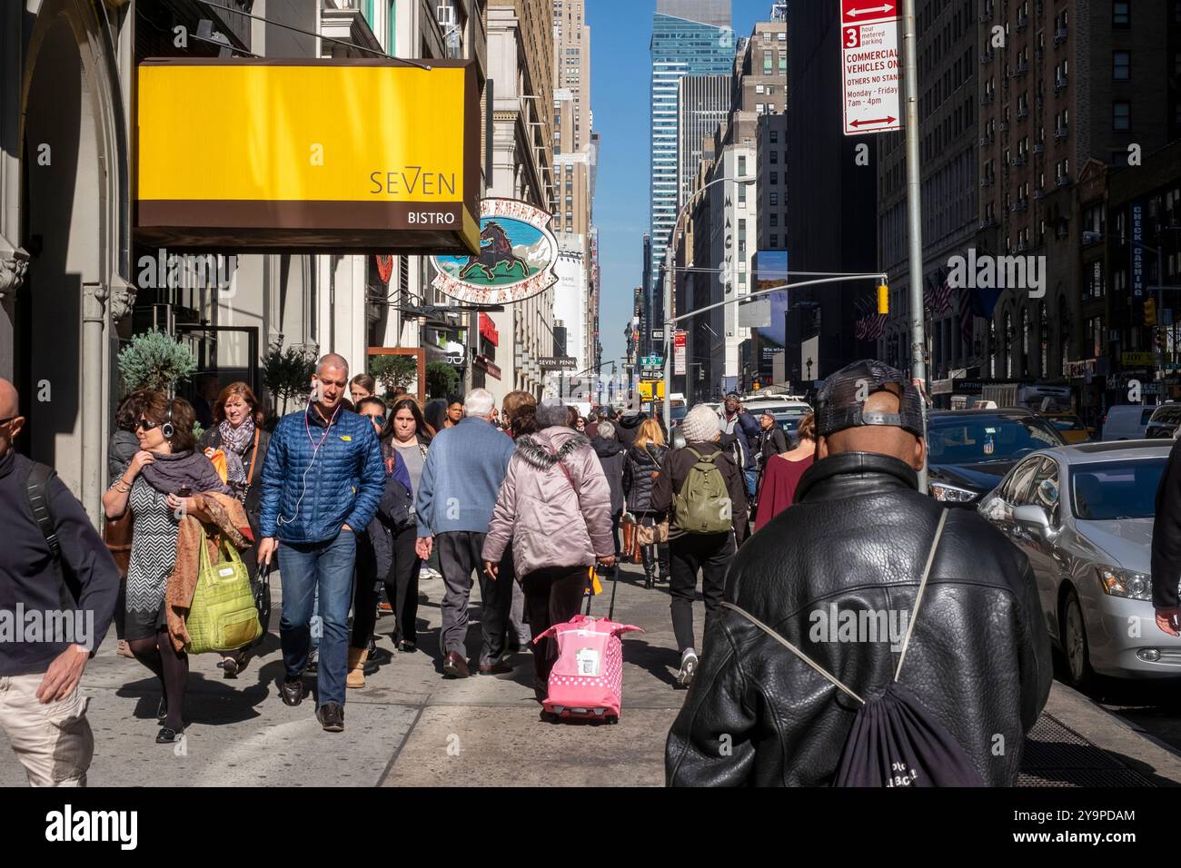 Crowded sidewalk on busy New York street in afternoon Stock Photo - Alamy