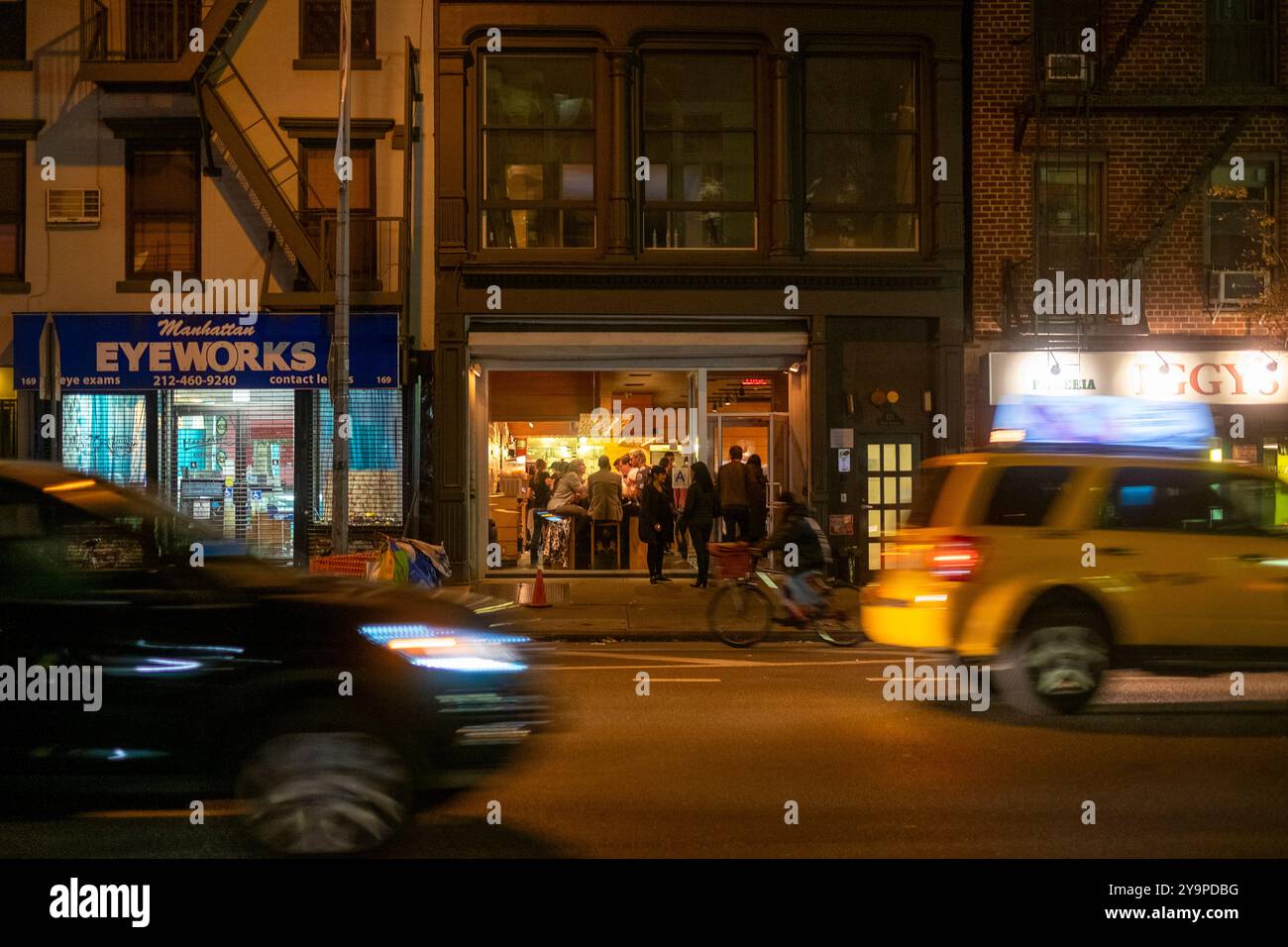 Nighttime urban street scene hi-res stock photography and images - Alamy