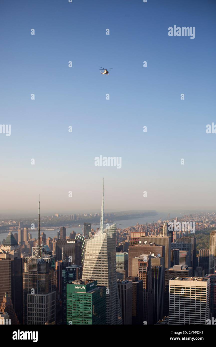 Flying above manhattan buildings city hi-res stock photography and ...