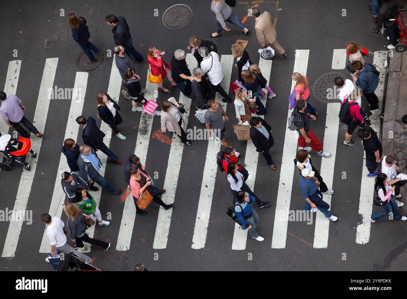 Overhead people city hi-res stock photography and images - Alamy