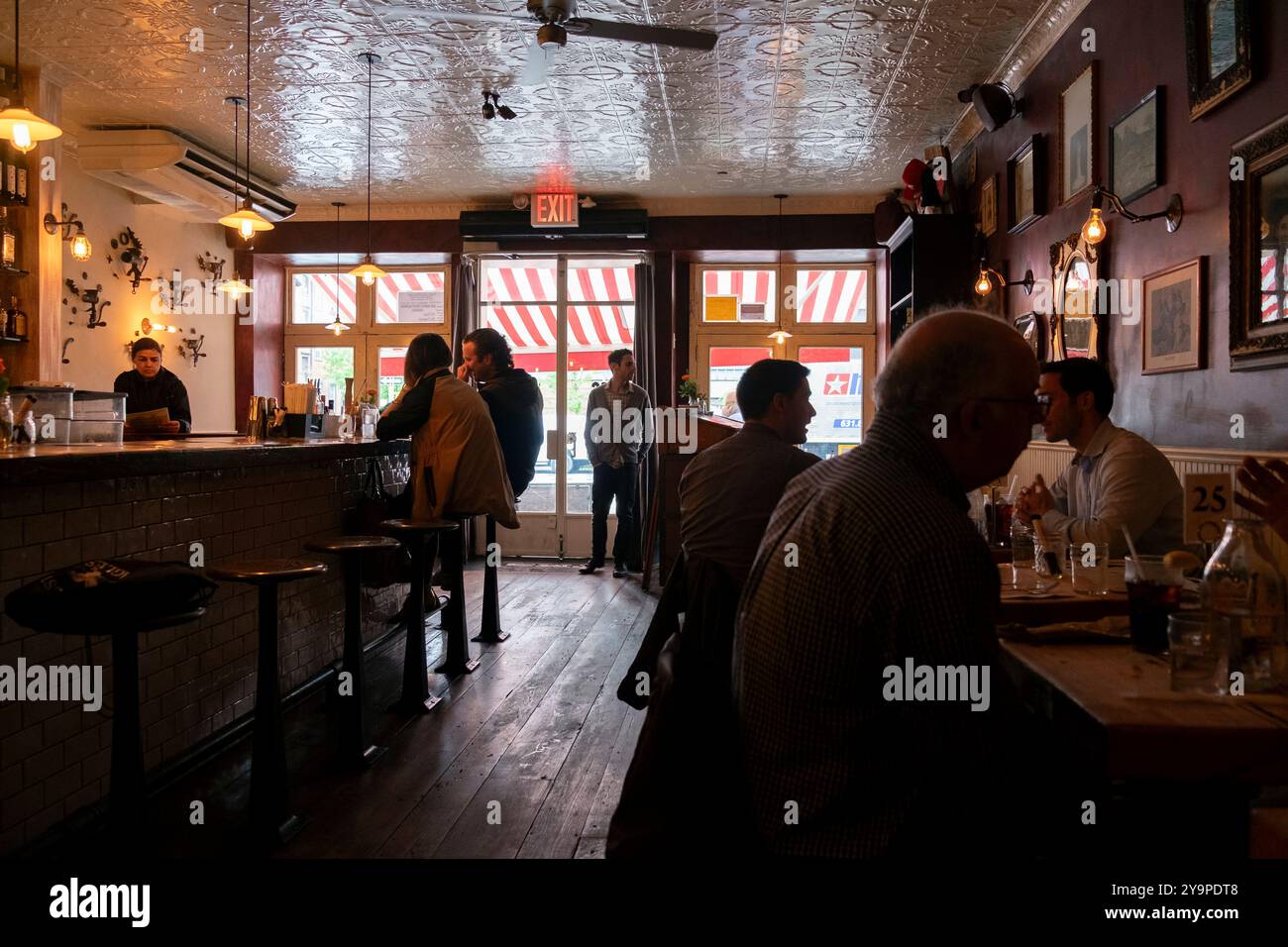 Crowded restaurant dinner hi-res stock photography and images - Alamy