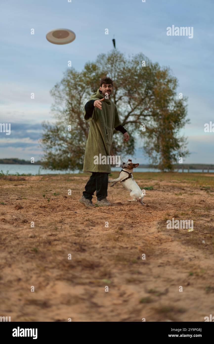Man throwing frisbee for dog hi-res stock photography and images - Alamy