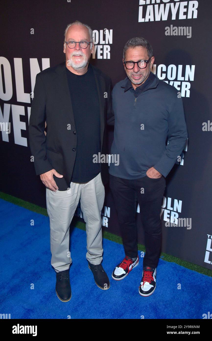 Michael Connelly und Barry Jossen bei der Premiere der 3. Staffel der ...