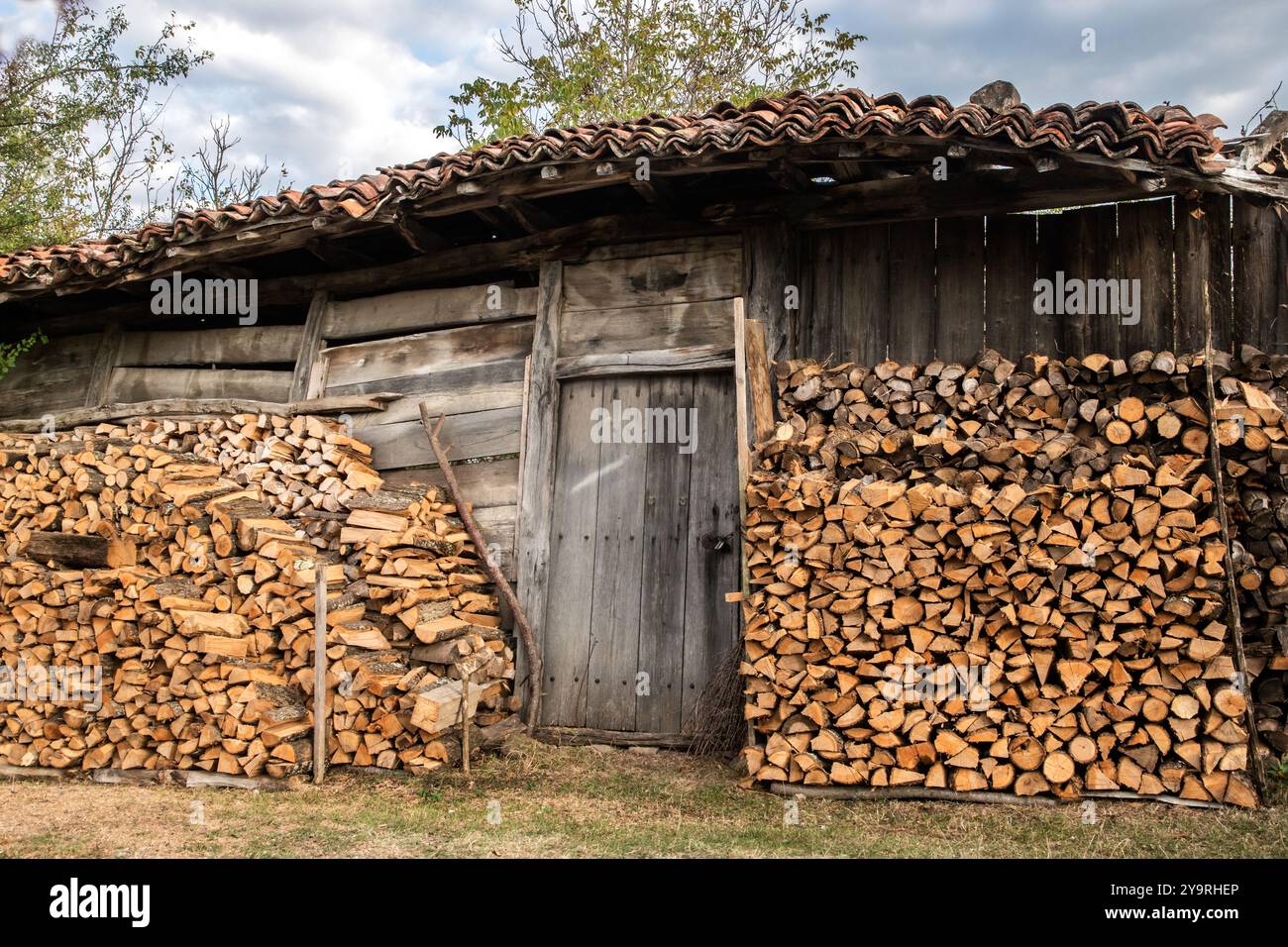 Firewood house architecture hi-res stock photography and images - Alamy