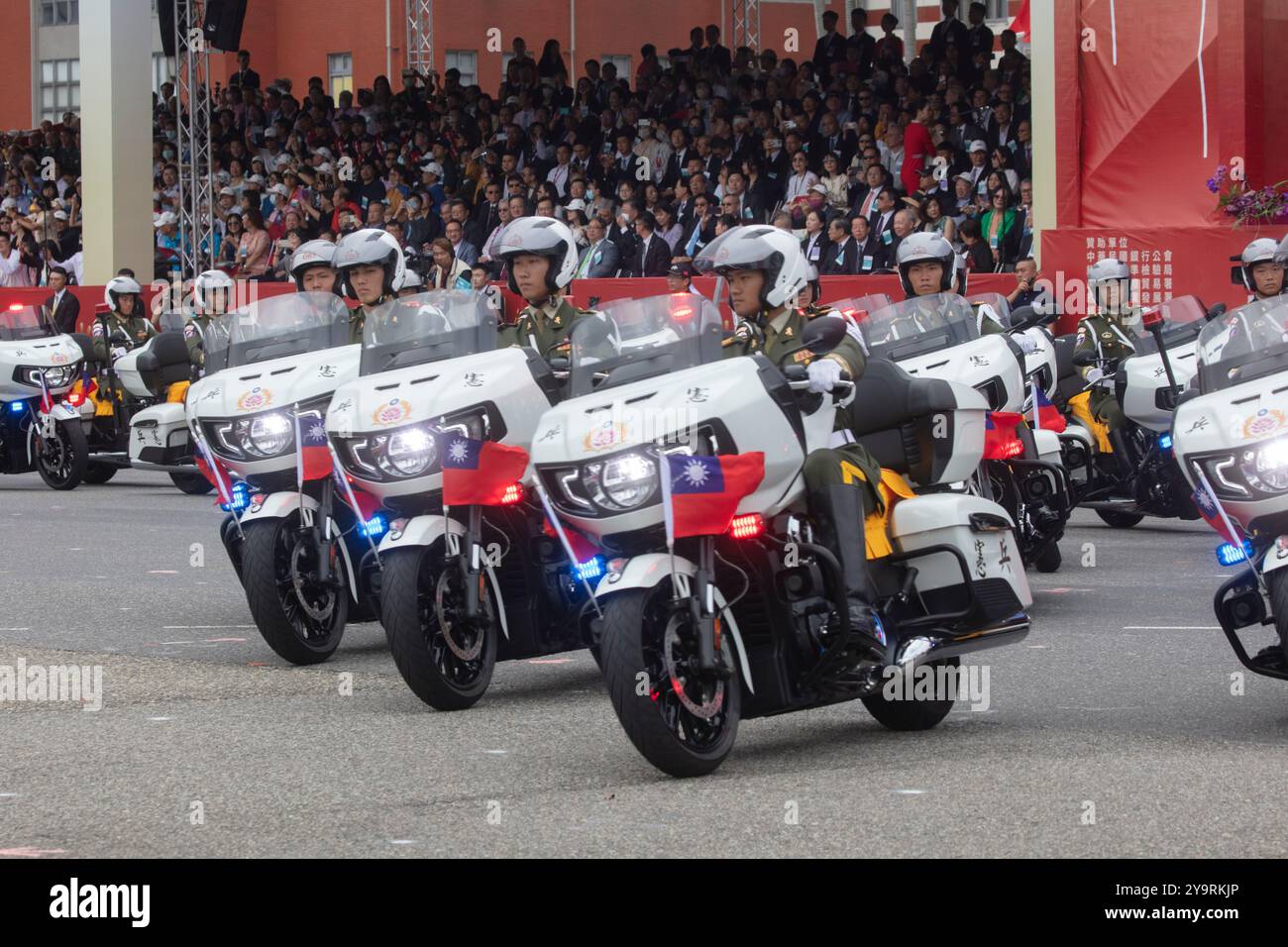 The Gendarmerie drives new heavy-duty motorcycles to participate in ...