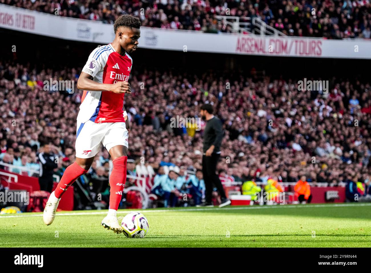LONDON, ENGLAND - OCTOBER 5: Bukayo Saka of Arsenal FC dribbles with ...