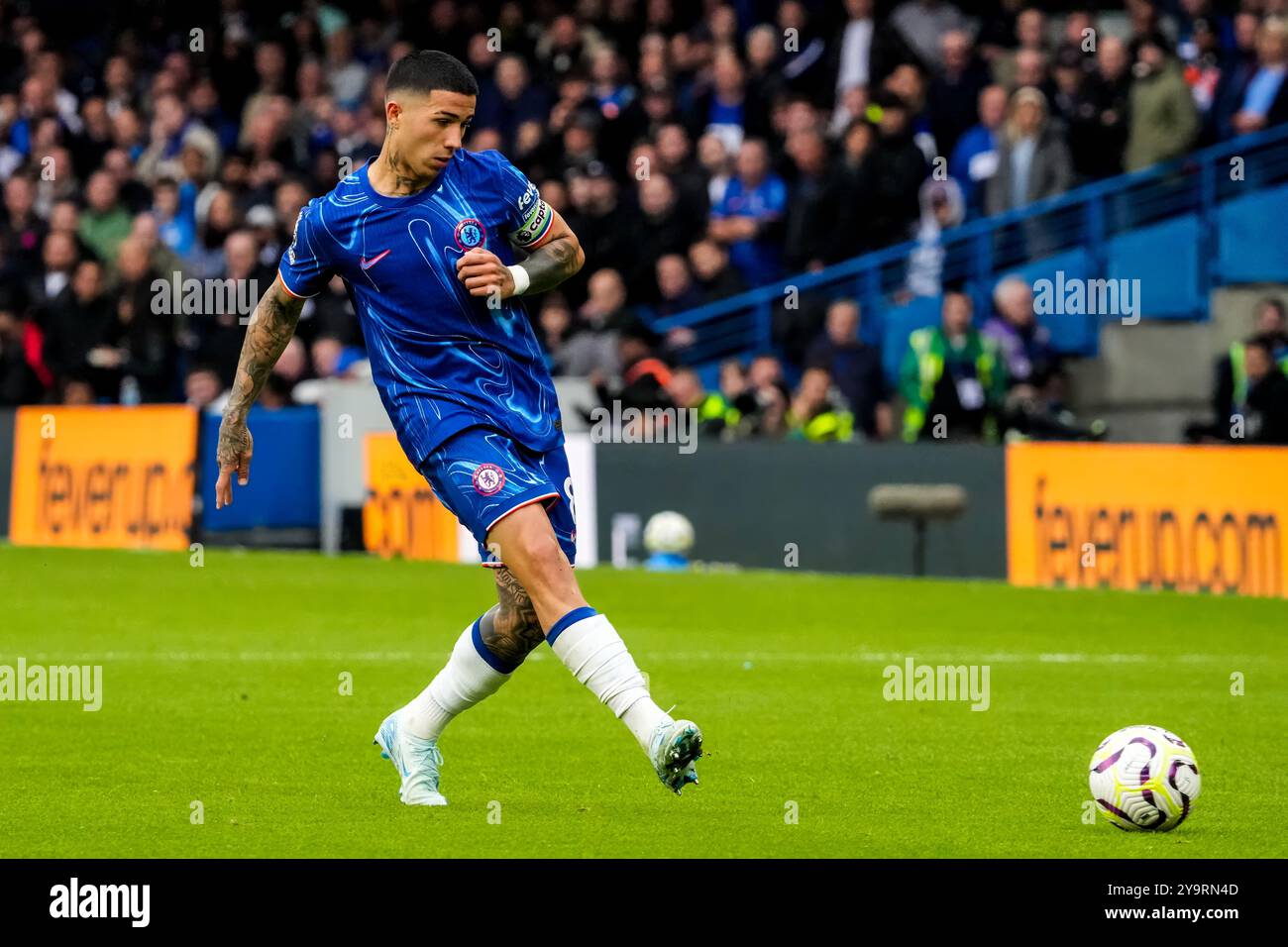 LONDON, ENGLAND - OCTOBER 6: Enzo Fernandez of Chelsea FC passes the ...