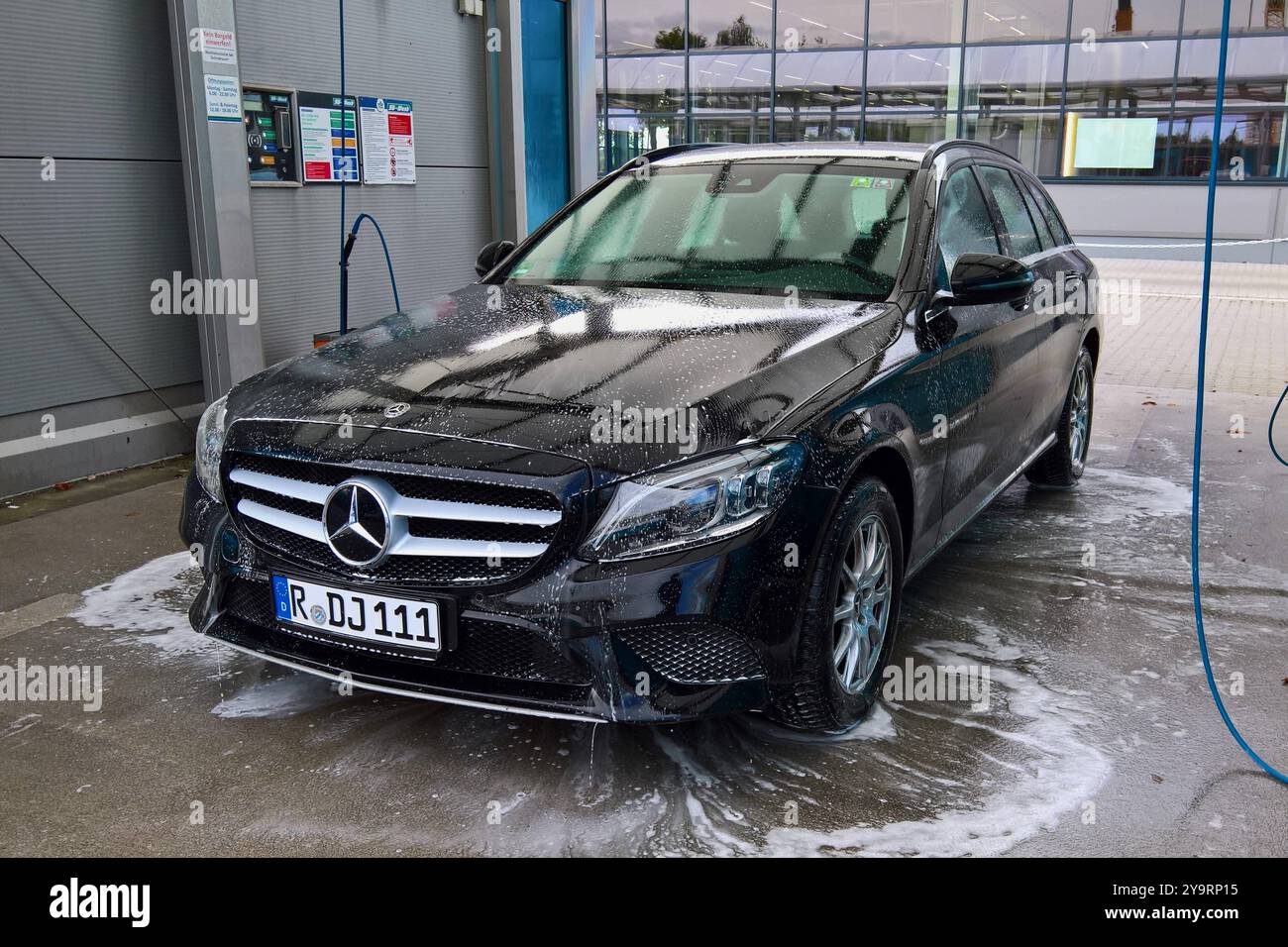 Autopflege mittels Dampfstrahler und Schaumlanze in einer KFZ-Waschbox ...