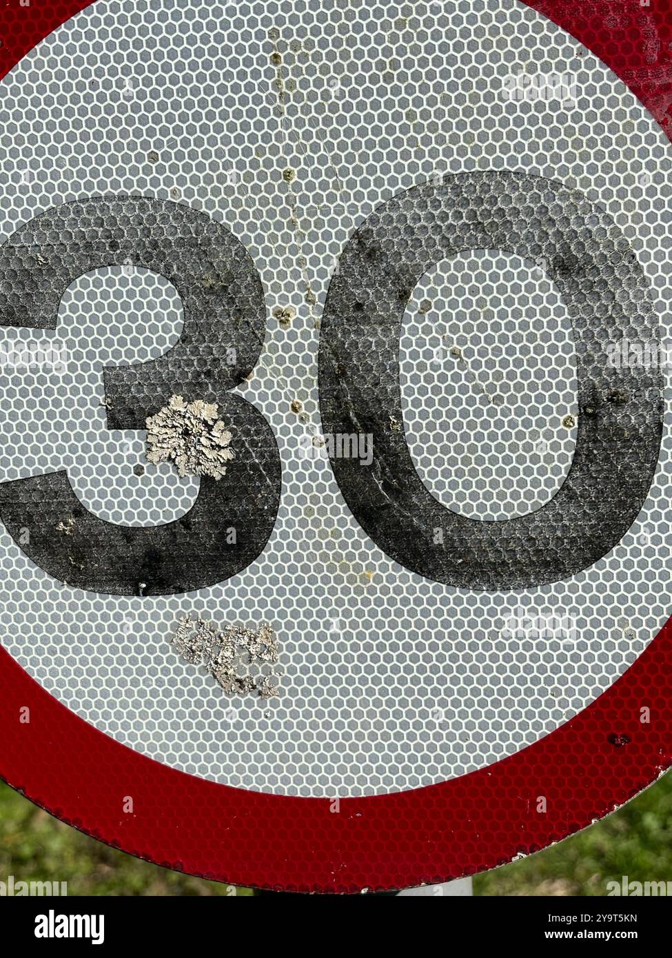 30 mph speed sign smartphone stock photos and images - Alamy