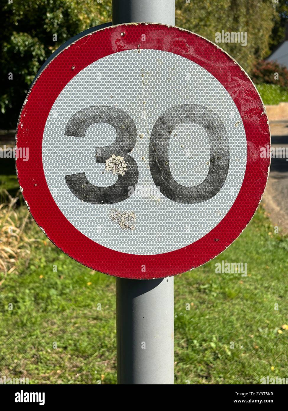 30 mph speed sign smartphone stock photos and images - Alamy