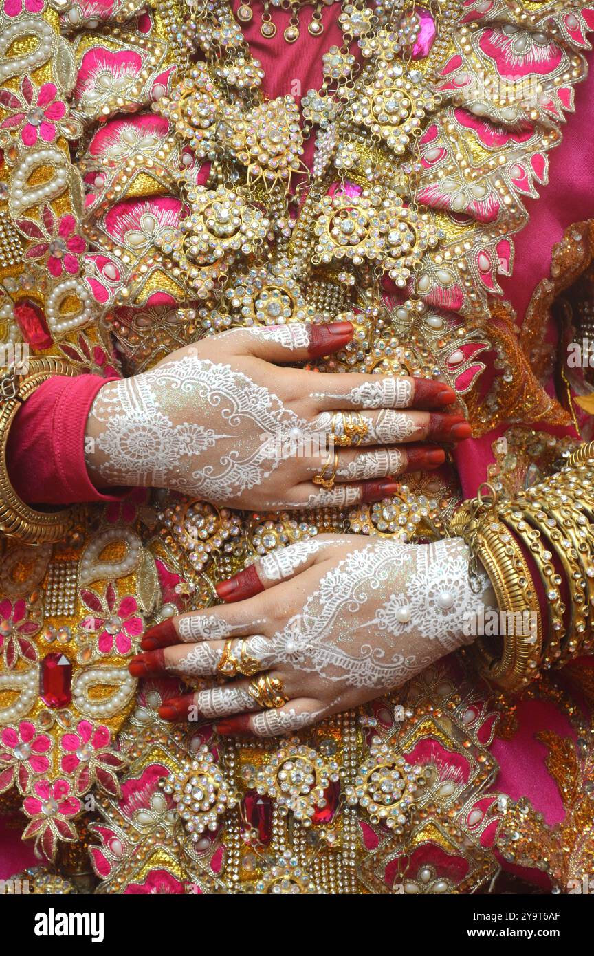 Traditional henna painting on hands hi-res stock photography and images ...