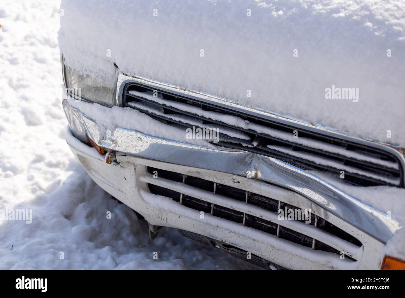 snow covered white SUV car with damaged front bumper Stock Photo - Alamy