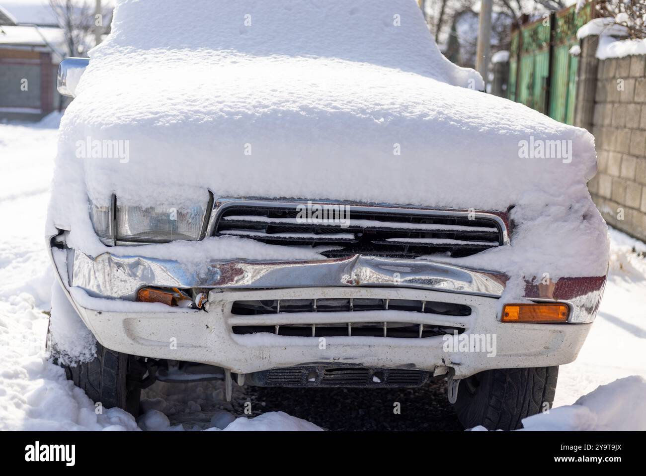 snow covered white SUV car with damaged front bumper Stock Photo - Alamy