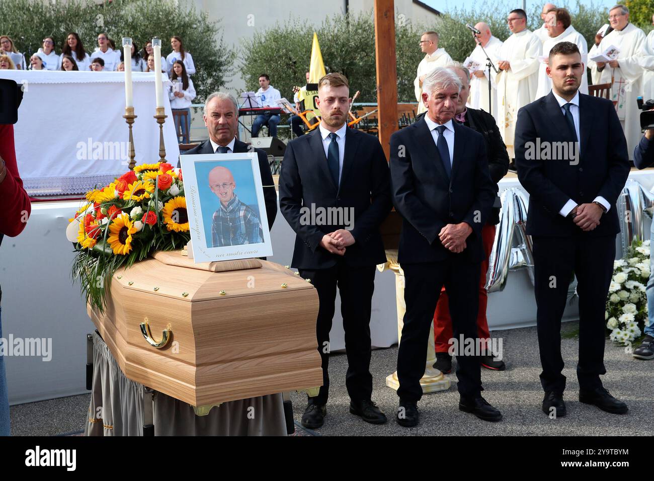 Tezze Sul Brenta, Italia. 11th Oct, 2024. Feretro al funerale di Sammy ...