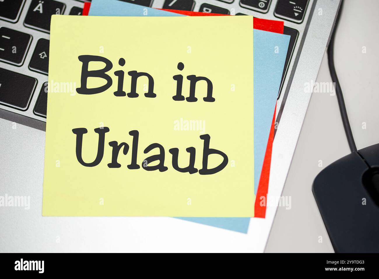 Notepad with the german words BIN IN URLAUB (I am on holiday) on a ...