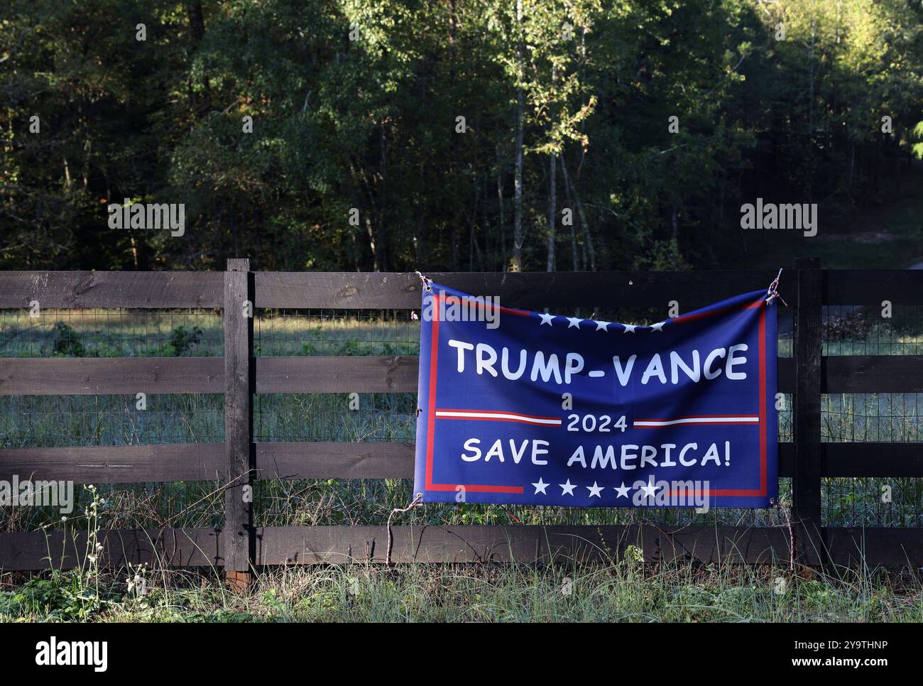 Trump- Vance 2024 Save Amerika Wahlplakat an einem Grundstückszaun des ...