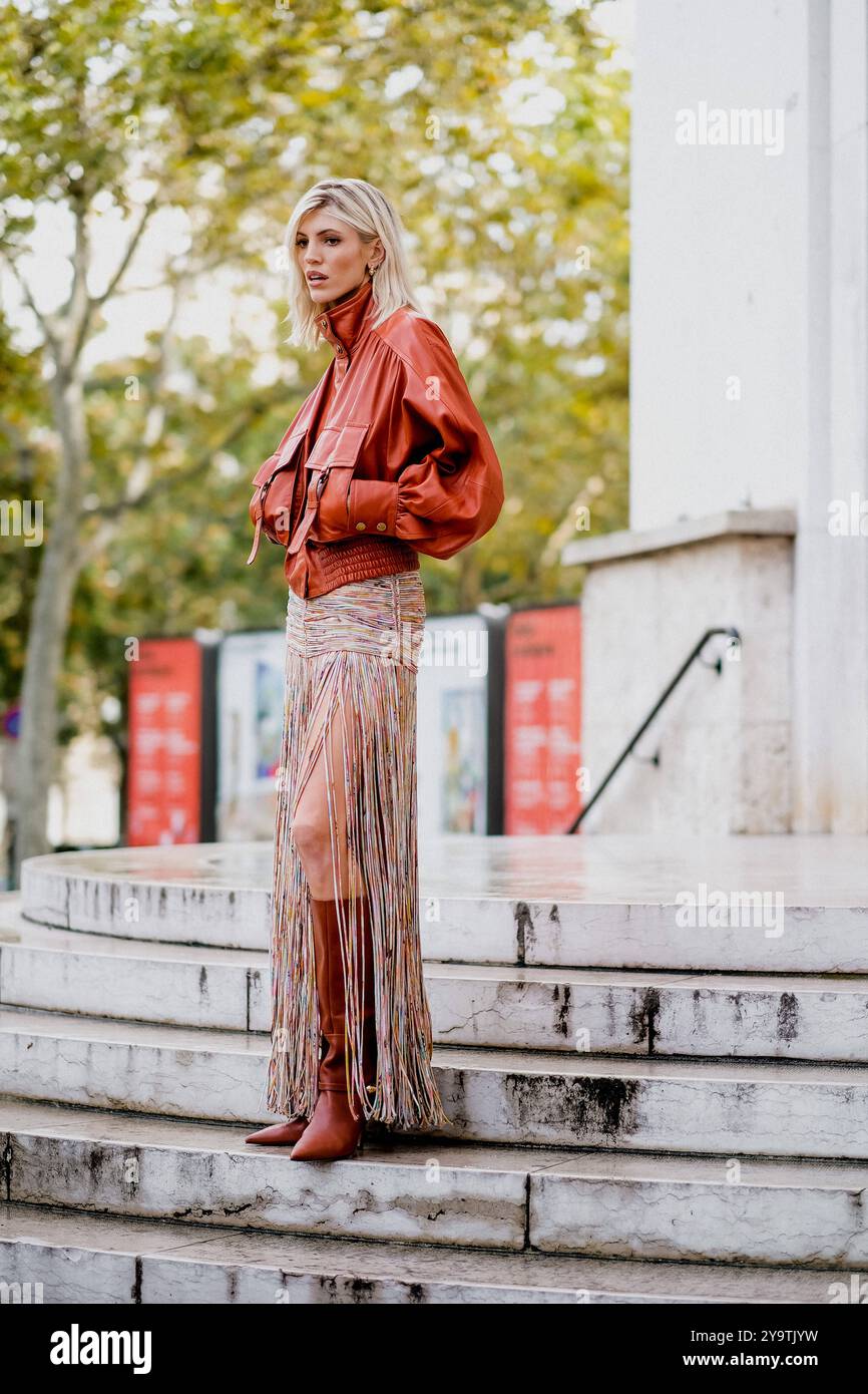 Paris, France. 30th Sep, 2024. Street style, Devon Windsor arriving at ...