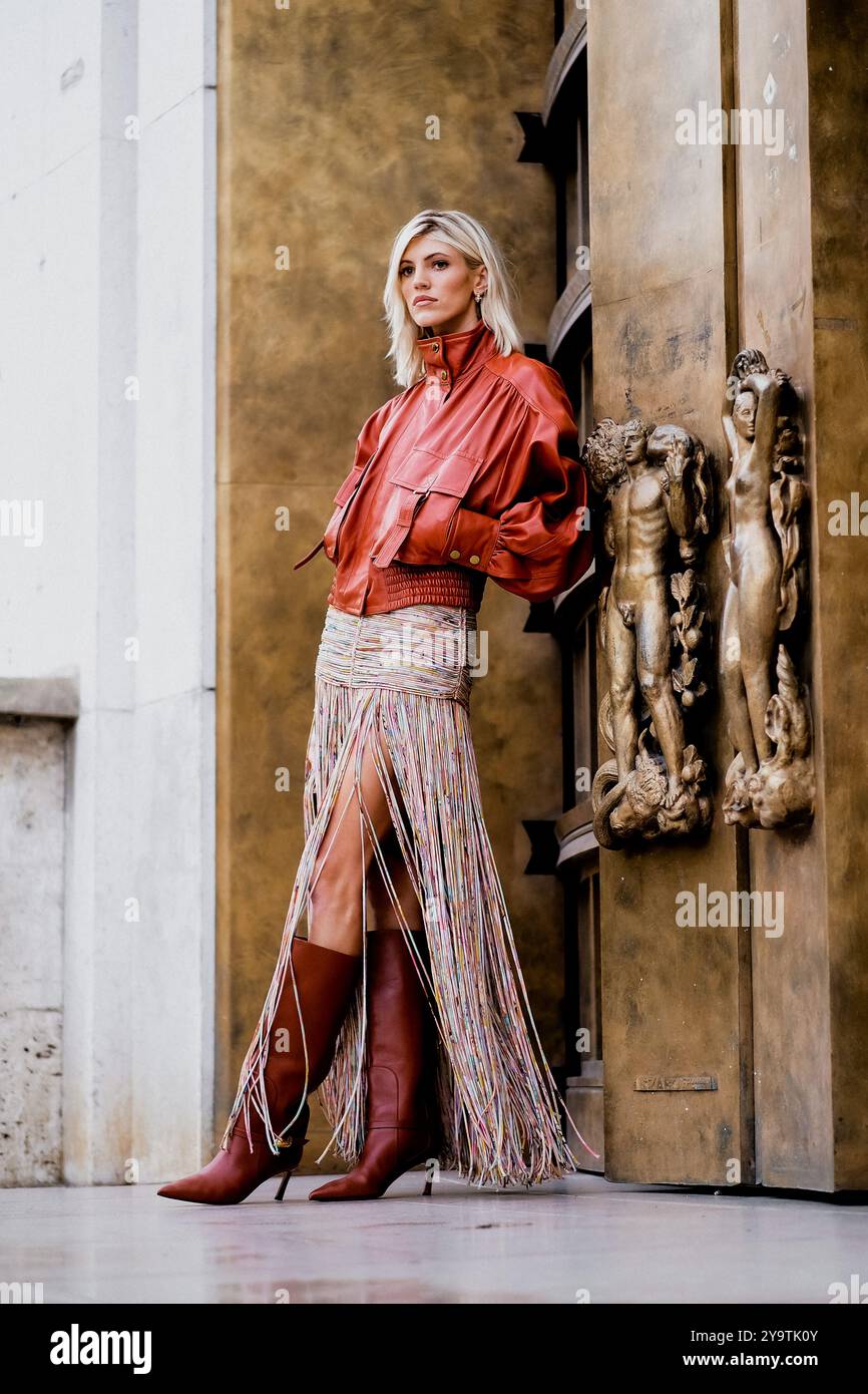 Paris, France. 30th Sep, 2024. Street style, Devon Windsor arriving at ...