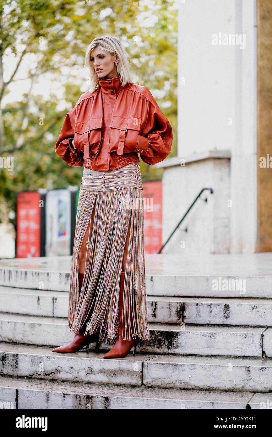 Paris, France. 30th Sep, 2024. Street style, Devon Windsor arriving at ...